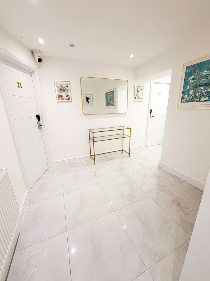 Deluxe 2 Bedroom Suite - Cockfosters