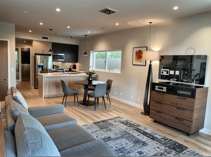 Spacious Apartment Near Hollywood & Sunset Blvd - Los Angeles, CA