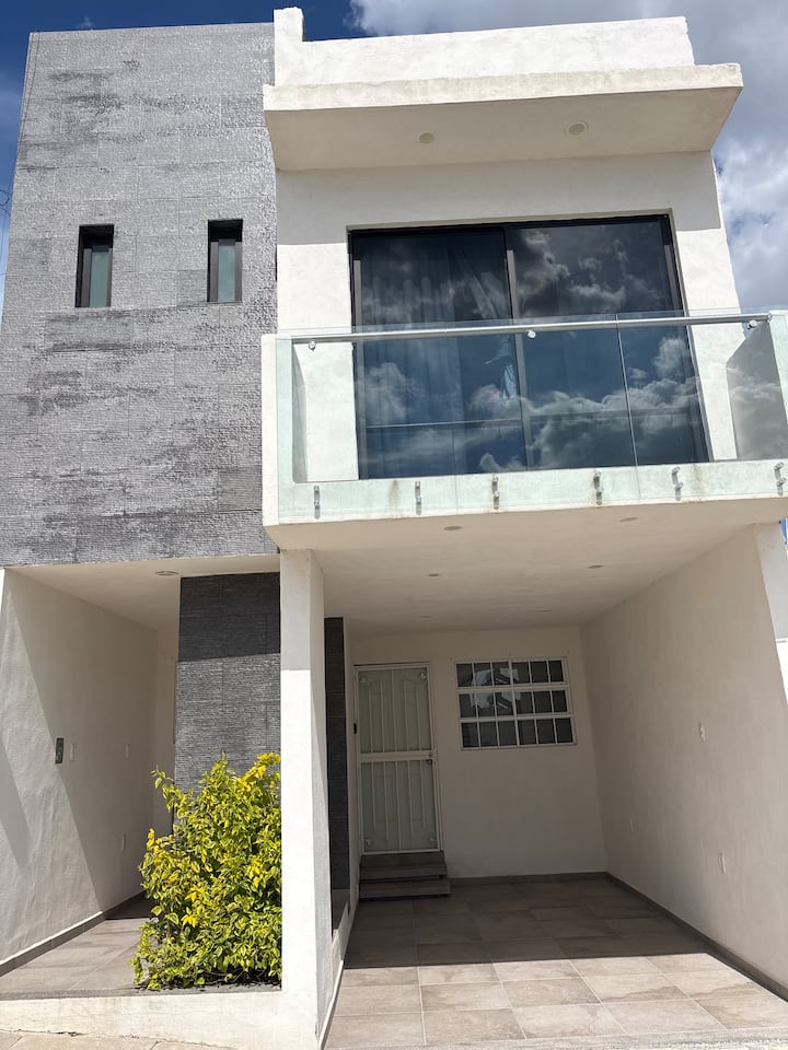 Amplia Casa 3 Pisos Cerca De Plaza Mayor León Gto. - León