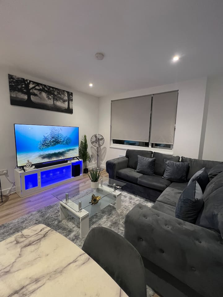 Easy Love Penthouse 2 - London