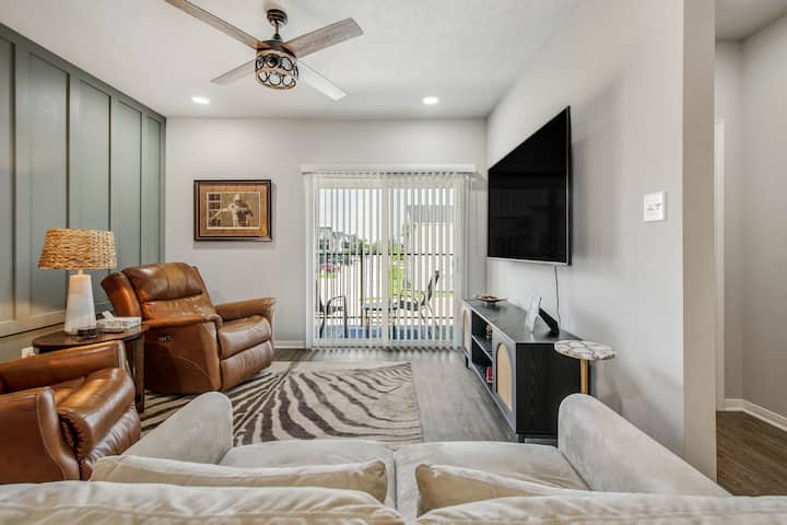 Festive Allen Park Stay W/ Pool Access Near A&m - Bryan, TX