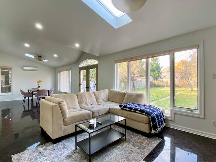 Large & Spacious Home In Upscale Neighborhood - Toronto