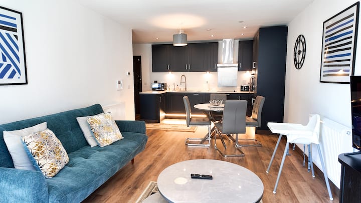 The Sunrise Den · Modern 2-bed Apartment + Parking - Aéroport de Londres Stansted (STN)
