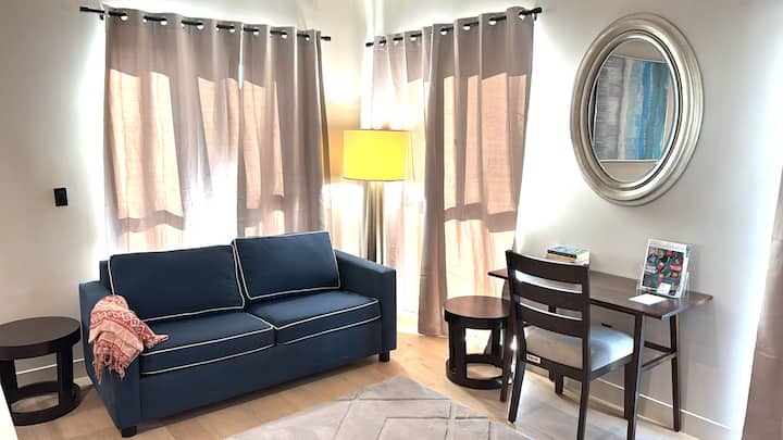 Vibrant Art Deco Spacious Apartment Free Parking - Los Angeles, CA