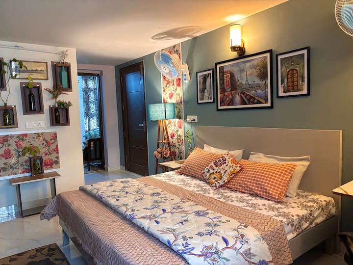 A Spacious Yet Cozy Private Room | Defence Colony - New Delhi