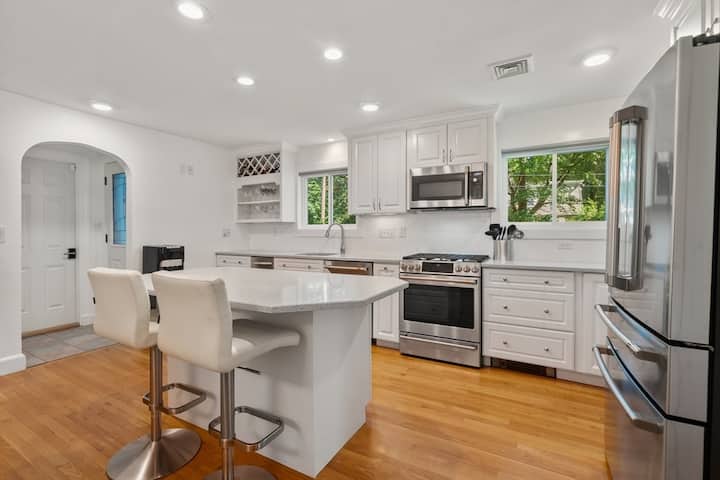 Near Boston Renovated Stylish Ranch Large Yard - Framingham, MA