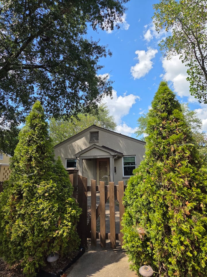 Artist's Cottage By The River - Fredericksburg, VA