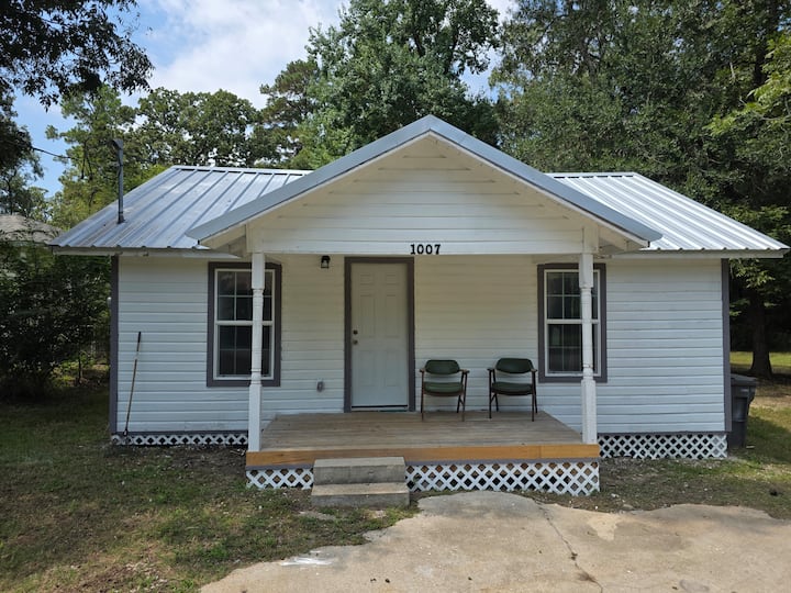 Art House Inside Lufkin Loop - Lufkin, TX