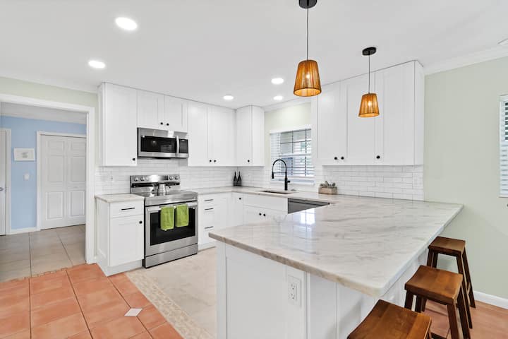 Renovated Coastal Retreat — 6 Minutes From Beach! - Vero Beach, FL