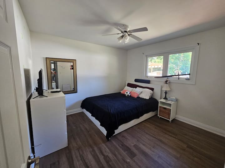 Private Clean Bedroom In Shared Home - Alliston
