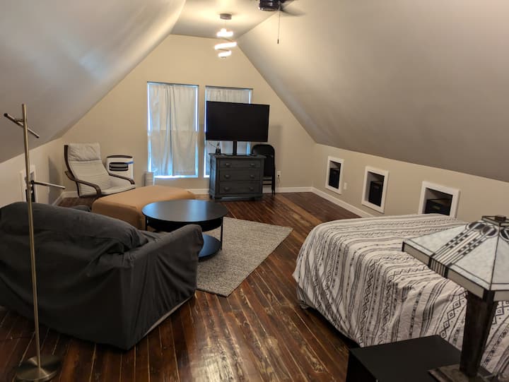 Mke Lincoln Village Studio - Milwaukee, WI