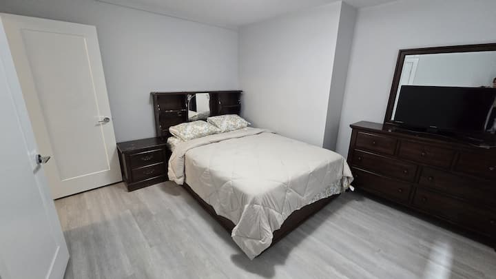 Central Surrey L New Cozy Modern Guest Suite - Surrey