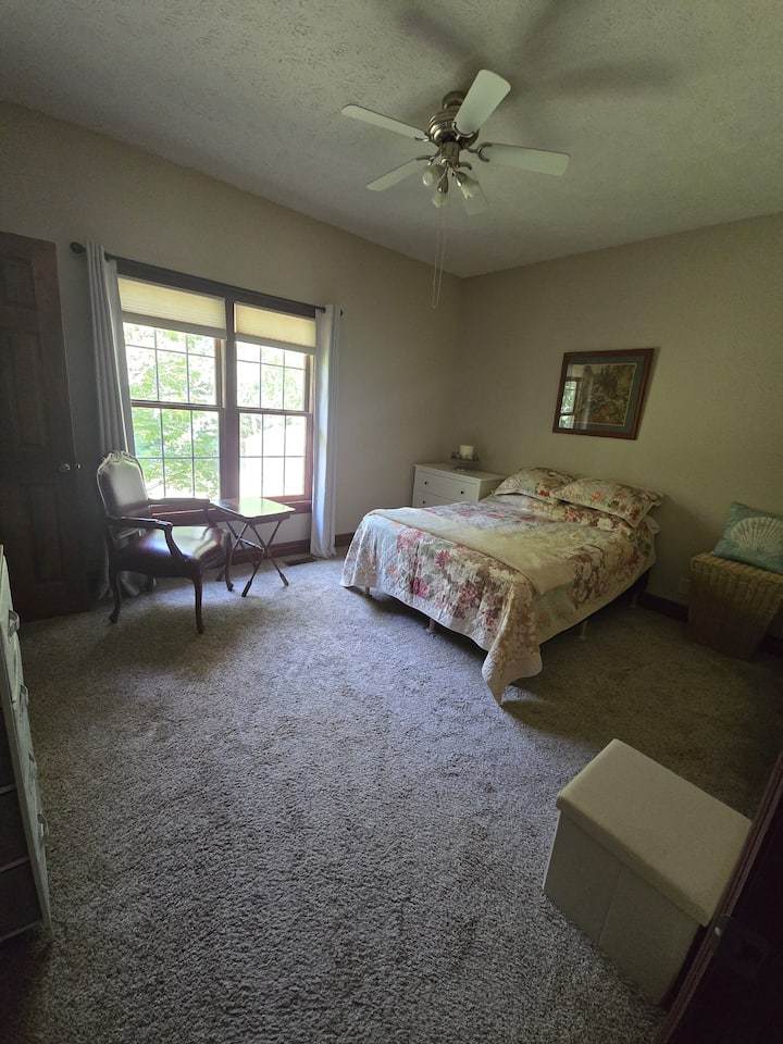 Upstairs Room In Luxury Home - Lincoln, NE