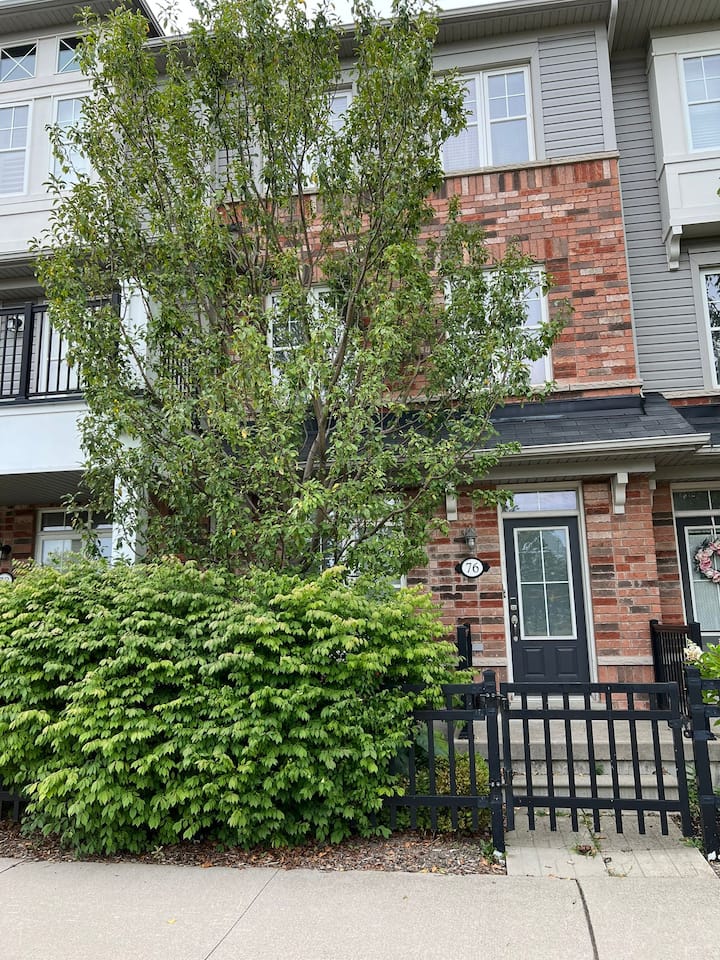 Whitby Shores 2br Townhouse | Marina & Parking - Oshawa