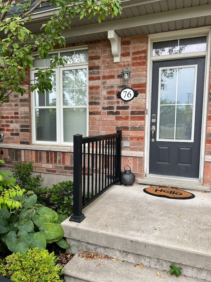 Whitby Shores 2br Townhouse | Marina & Parking - Oshawa