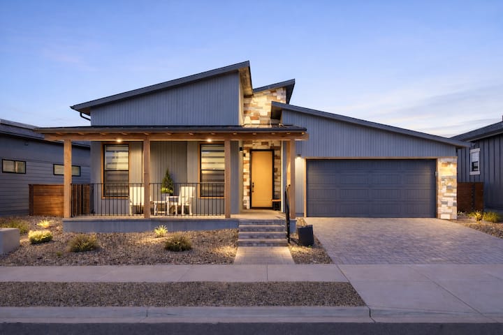 Cozy Flagstaff Escape | Two King Suites + Hot Tub - Flagstaff, AZ