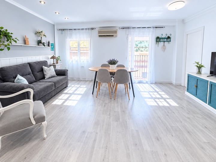 Family Apartment: Bright Balcony And Metro - スペイン バレンシア