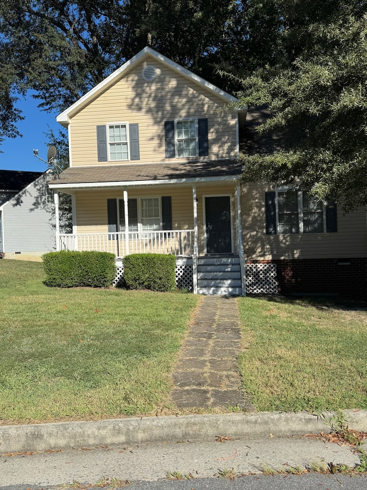 Work & Relax | 4br/2ba Home In A Central Location - Petersburg, VA