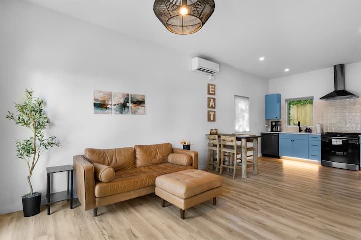 Modern Suite | Mins From Dt Raleigh | Full Kitchen - Raleigh, NC