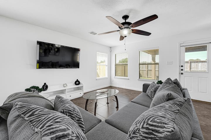 Charming Airbnb Oasis - Spring, TX