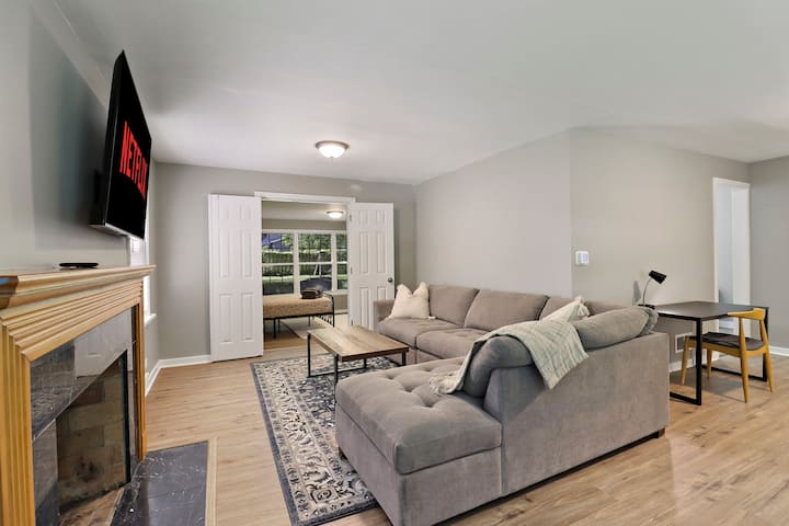 Spacious 4br Retreat | 6 Queens, Modern Kitchen - Waukegan, IL
