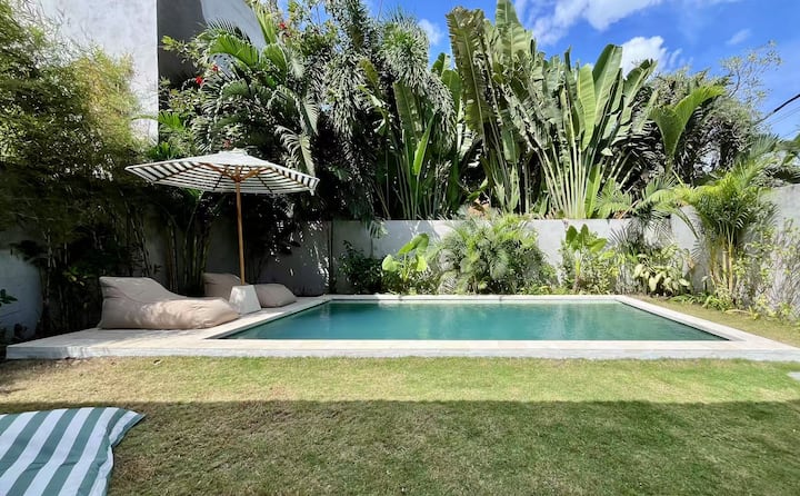 Seseh Beach Villa, Walk 3 Mins To The Beach - Bali