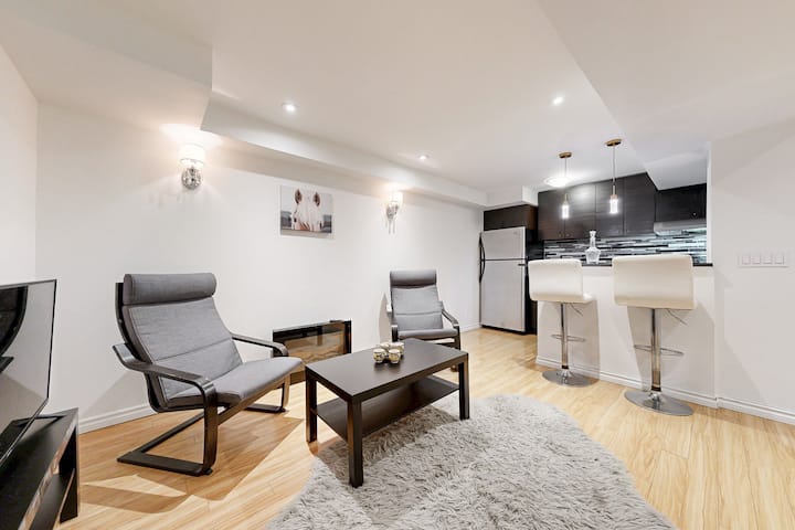 Entire Private Furnished Basement Apartment - Aurora