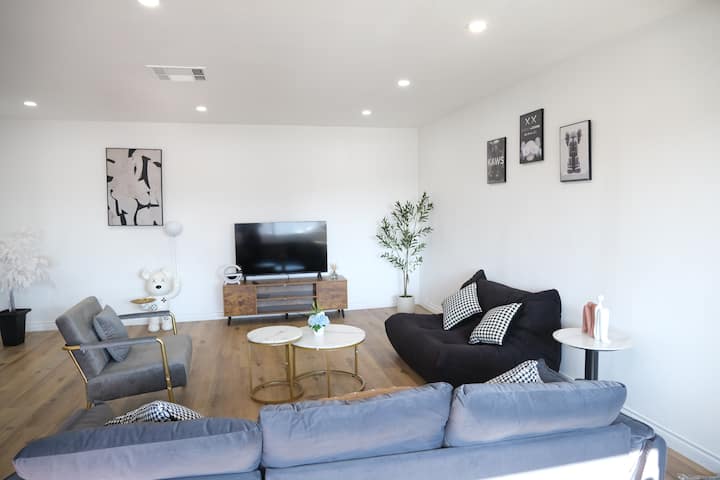 全新现代别墅4b/2b 大庭院花园景色 - La Verne, CA