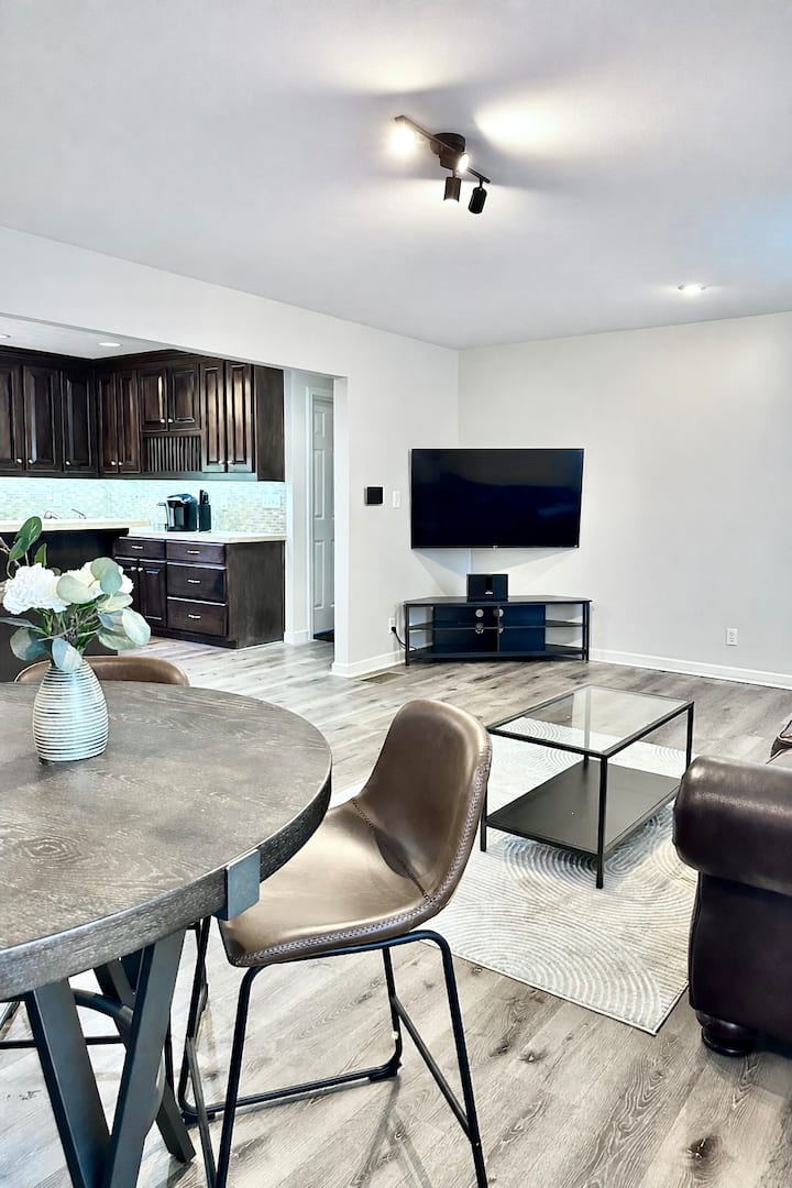 Vy's Private Apartment W/ Kitchen & Private Entry - Lawrenceville, GA