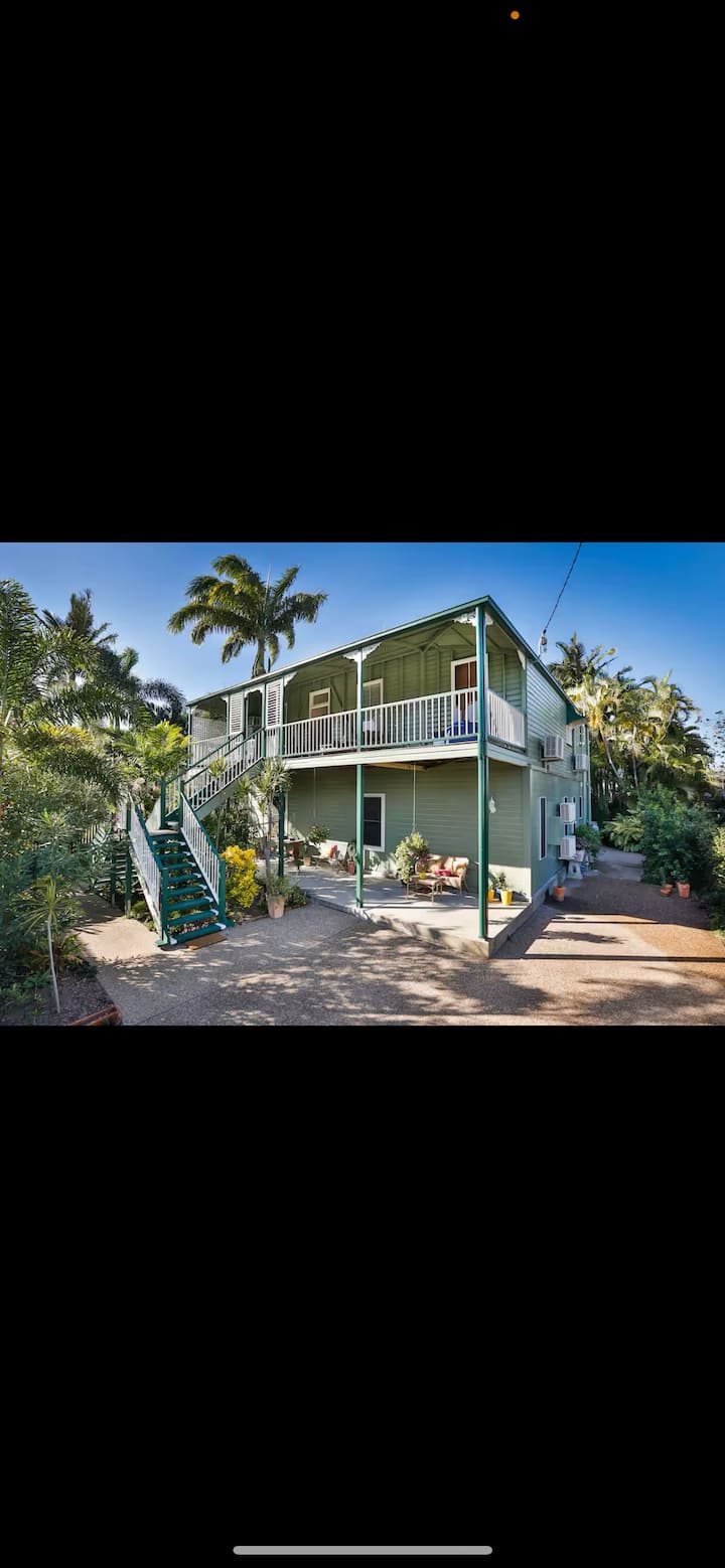 Ackers Cottage 1 -Lush Garden+pool/walk2stadium - Townsville City