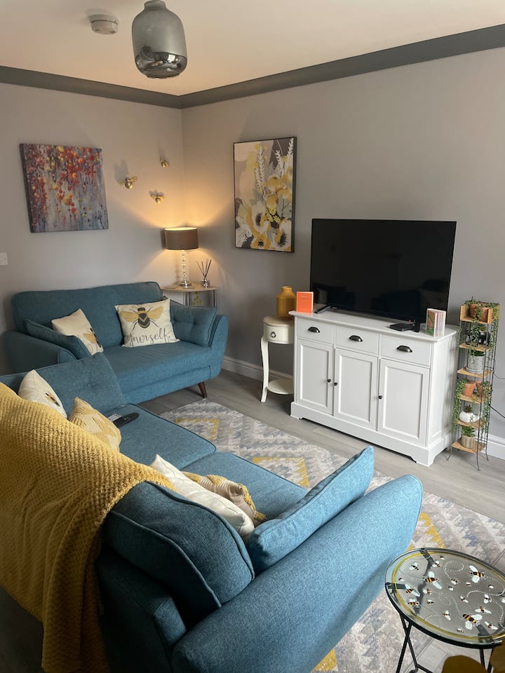 Kingsize Bed, Bathroom And Living Area - Bury