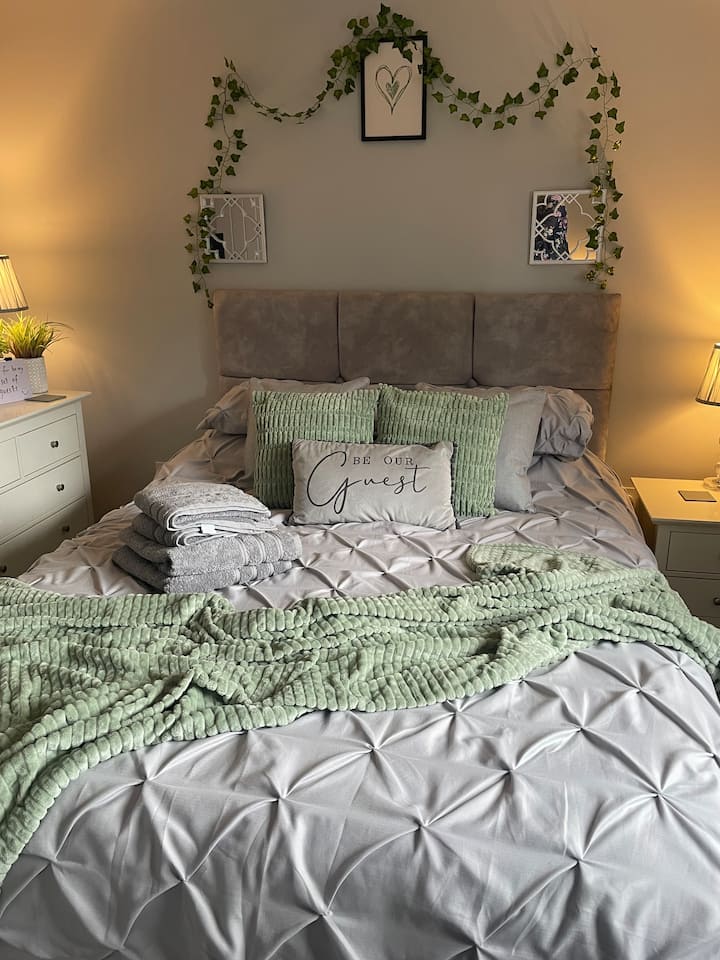 Kingsize Bed, Bathroom And Living Area - Cheshire