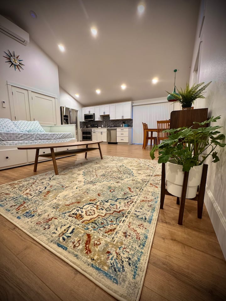 The Grove - A Family Friendly Modern Studio! - Beaverton, OR