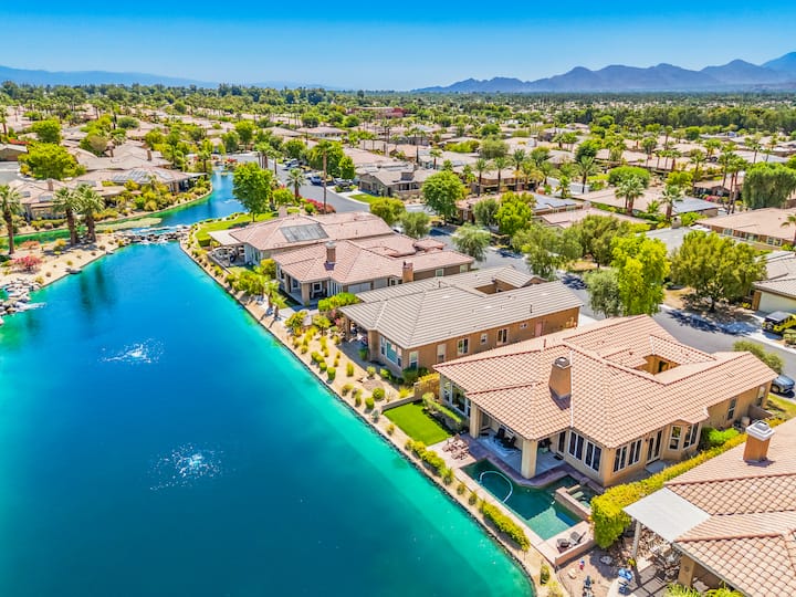 *The Desert Lakehouse*-lakefront Luxury 4bed/3bath - Cathedral City, CA