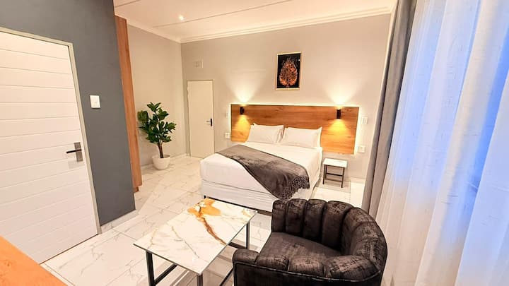 Nexus Luxury Lodge A( Netflix, Free Wi-fi, Dstv) - Springs