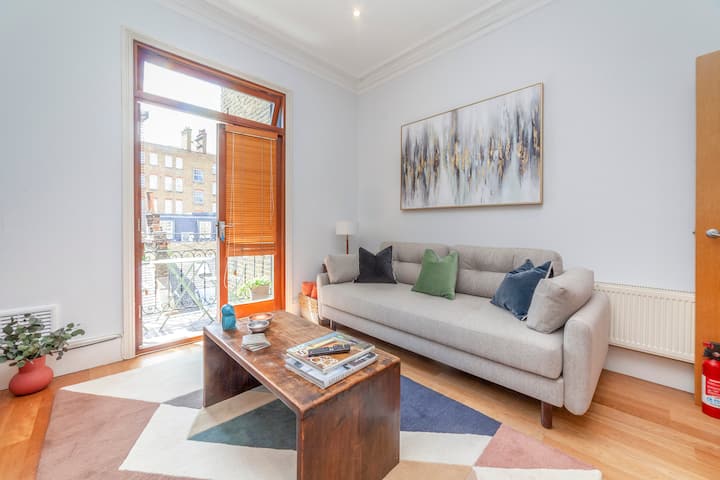 Lit And Capacious 2 Bdr Apt W/balcony, Chelsea - Chelsea