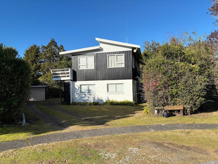 Retro Lake Escape In Omori - Lake Taupo