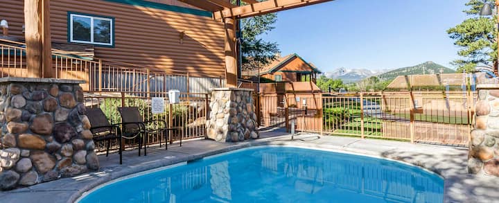 Spacious Estes Park Sleeps 6-8 - Estes Park, CO
