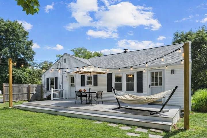 Narragansett Coastal Retreat-walk To Beach & Pond - Narragansett, RI