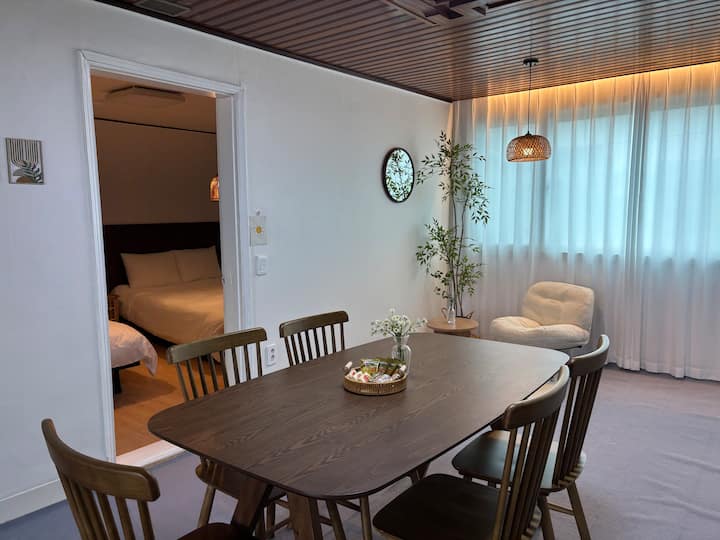 [50평단독주택] 넓은거실#성심당대전역10분#방3개#퀸침대4개#레트로감성숙소#코코하우스 - Daejeon