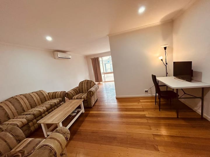 House Next To The Train Station Room Number 01 - Werribee