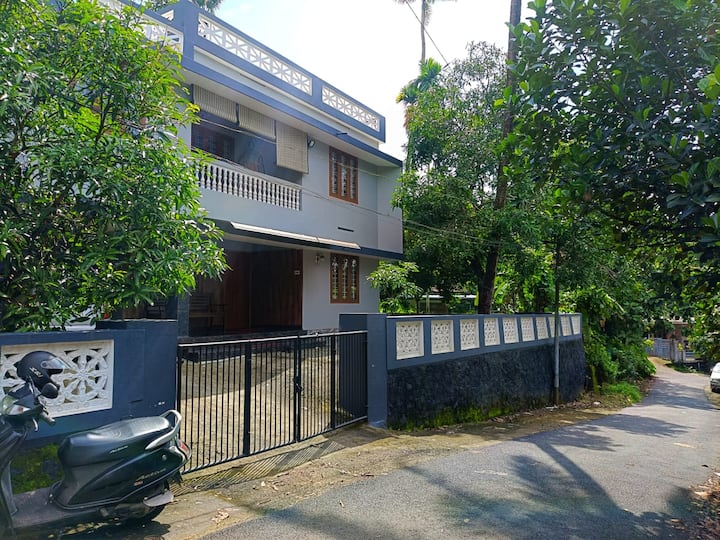 4 Bedhouse 1km From Town Centre - Thodupuzha