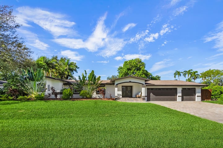 Hampton Hideaway Luxury Villa - Fort Myers, FL