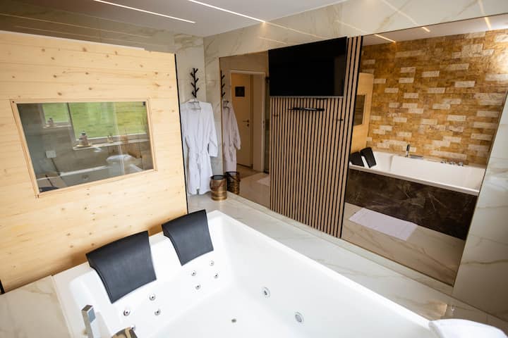 Wellness Suite Mit Jacuzzi - Aachen