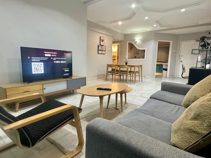 Century Bay Service Residence With Patio 3br - Penang
