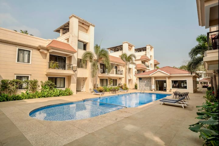 Casa De Goa 1bhk | Near Thalassa | Pool & Gym - Goa