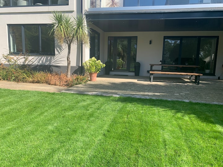 Modern 2 Bed/ 2 Bath Apartment Nr. Beach & Village - Poole