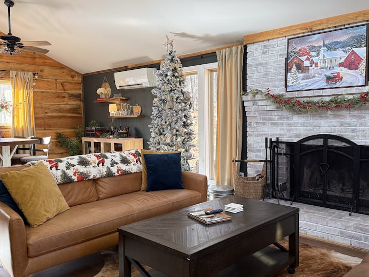 Wild Creek Cabin: Hot Tub, Fire Pit, Resort - Fort Frederick State Park, Big Pool