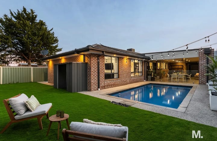 Modern Spacious 4br + Pool-5mins Drive To Airport - Australia