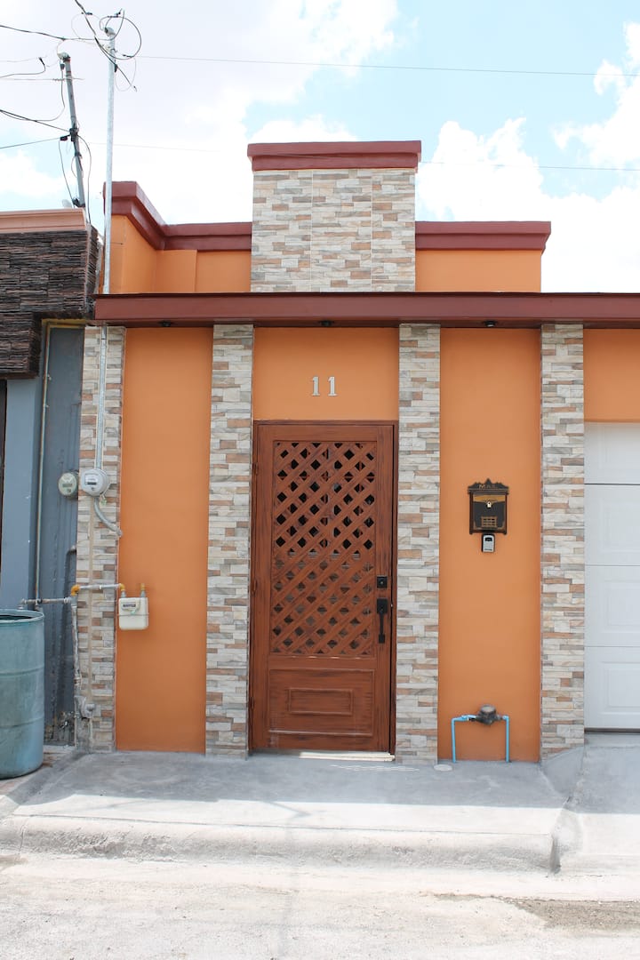 Hogar Acogedor En Col. Benito J. - Laredo, TX